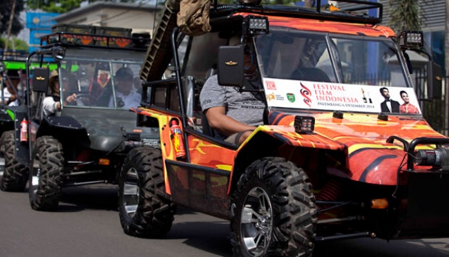 Keceriaan Poppy Sofia saat Pawai FFI 2014 | tempo.co