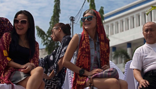 Keceriaan Poppy Sofia saat Pawai FFI 2014 | tempo.co