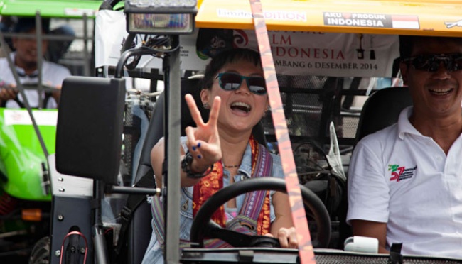 Keceriaan Poppy Sofia saat Pawai FFI 2014 | tempo.co