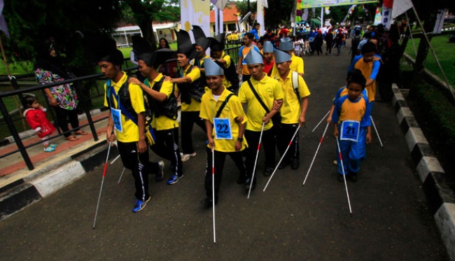 Penyandang Tuna Netra Cek Fasilitas saat Peringati Hari Disabilitas ...