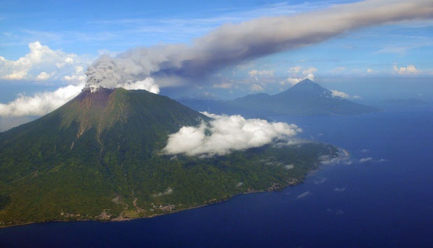 Ternate Declares Emergency Status Following Mt. Gamalama Eruption - En ...