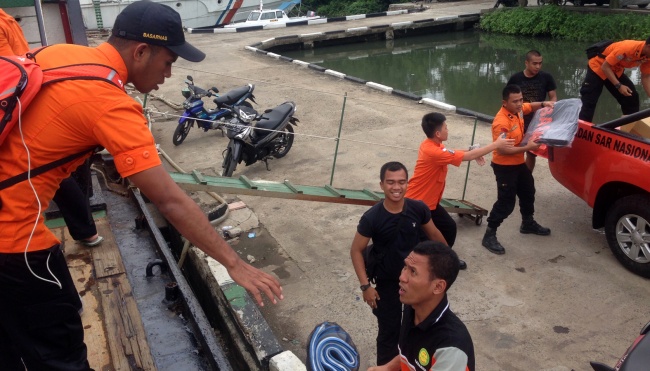 Persiapan Tim SAR Diterjunkan ke Lokasi Jatuhnya AirAsia | tempo.co