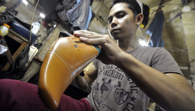 Mengintip Industri Sepatu Kulit di Jakarta | tempo.co