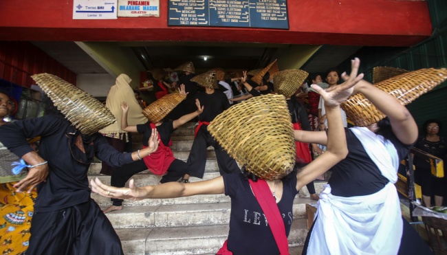 Ritus Tari Rai Gedheg, Tari Khas Surabaya di Tengah Pasar | tempo.co