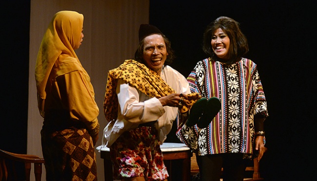 Pementasan Teater Mandiri dengan Judul Trik | tempo.co