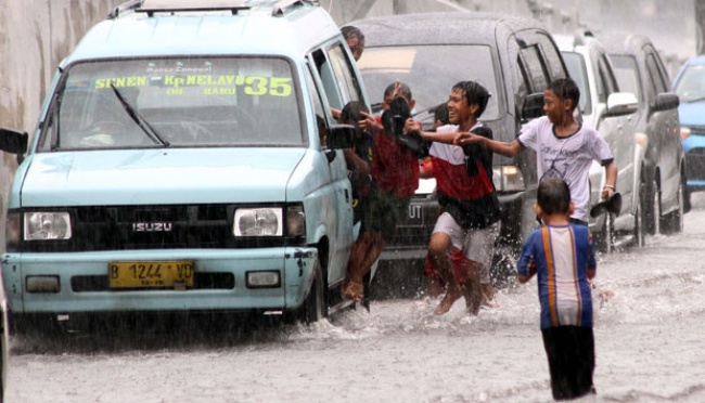 Organda DKI: Baru 7 Persen Mikrolet Terintegrasi Transjakarta | tempo.co