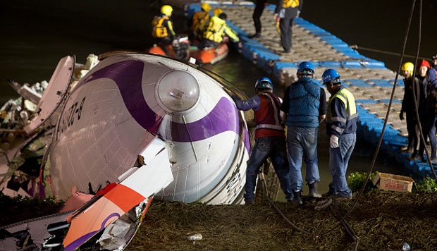 Death Toll from TransAsia Plane Crash in Taiwan Rises to 31 - foto En ...