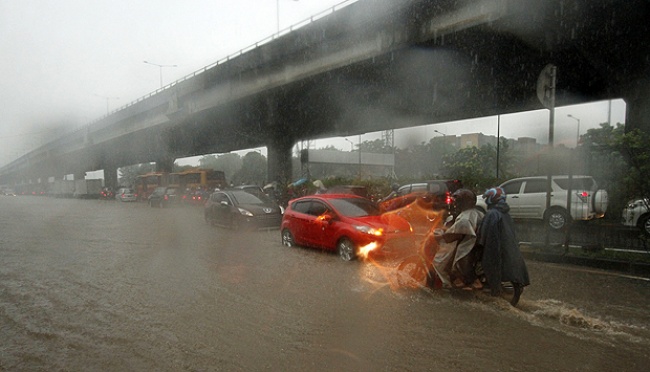 Hujan Deras Jalan Di Jakarta Tergenang Banjir