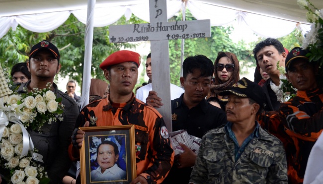 Prosesi Pemakaman Musisi Rinto Harahap | tempo.co