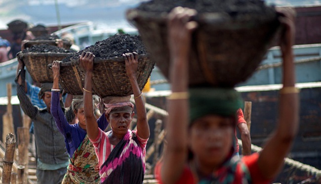 Potret Wanita Tukang Angkut Batu Bara di Bangladesh | tempo.co