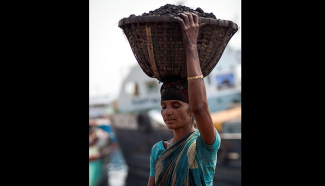 Potret Wanita Tukang Angkut Batu Bara di Bangladesh | tempo.co