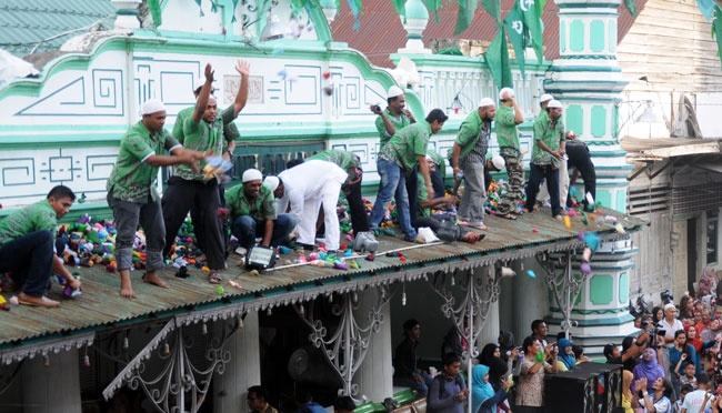 Tradisi Serak Gulo di Padang Disambut Meriah | tempo.co