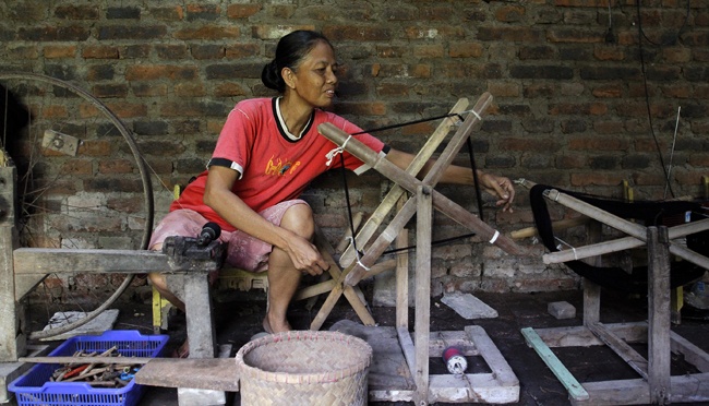 Melihat Proses Tenun dengan Alat Manual | tempo.co