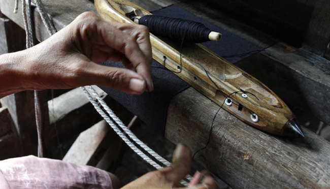 Melihat Proses Tenun dengan Alat Manual | tempo.co