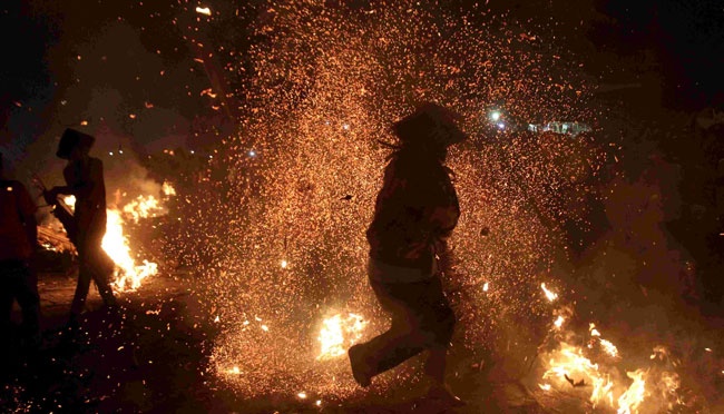 Serunya Tradisi Perang Obor di Jepara | tempo.co