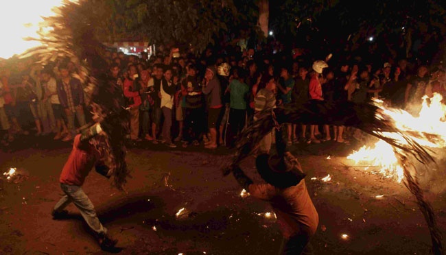 Serunya Tradisi Perang Obor di Jepara | tempo.co