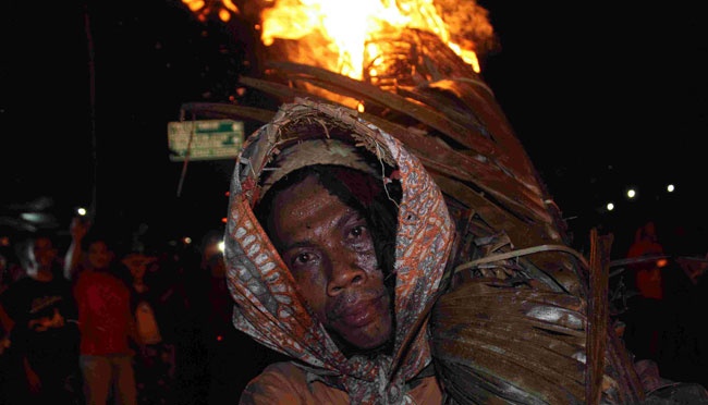 Serunya Tradisi Perang Obor di Jepara | tempo.co