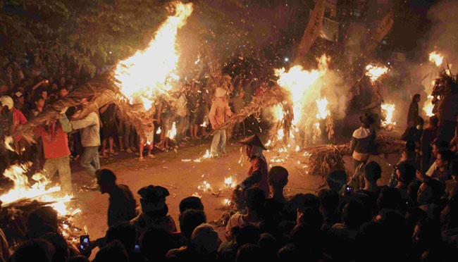 Serunya Tradisi Perang Obor di Jepara | tempo.co