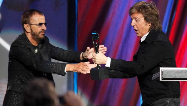 Beatles Drummer Ringo Starr Knighted at Buckingham Palace - Life En ...