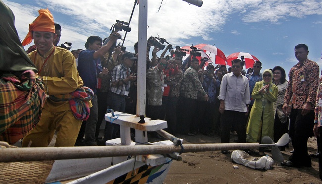 JK Lepas Nelayan dan Rajungan dalam Ritual Patorangi | tempo.co