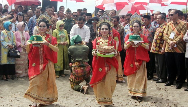 JK Lepas Nelayan dan Rajungan dalam Ritual Patorangi | tempo.co