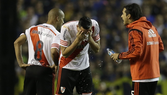 Pemain River Plate Diserang Fans Boca Juniors dengan Air Merica | tempo.co