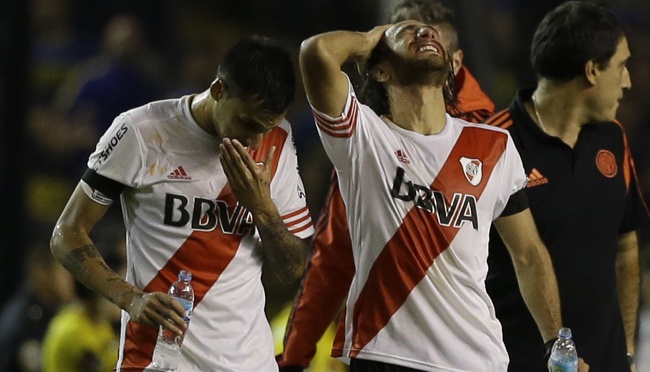 Pemain River Plate Diserang Fans Boca Juniors dengan Air Merica | tempo.co