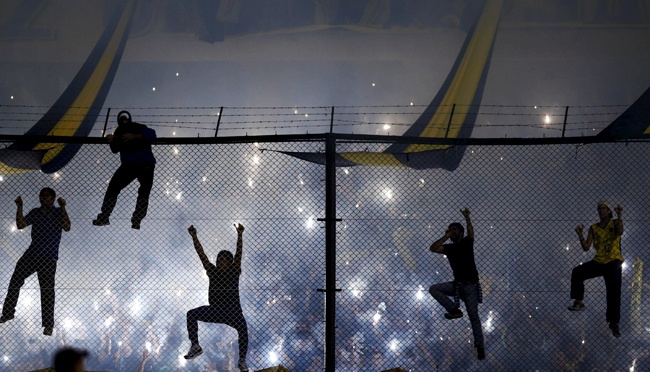 Pemain River Plate Diserang Fans Boca Juniors dengan Air Merica | tempo.co