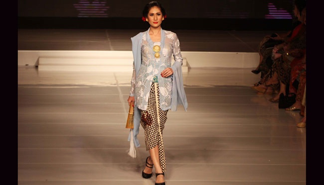 Tampilan Kebaya Klasik Karya Adjie Notonegoro | tempo.co