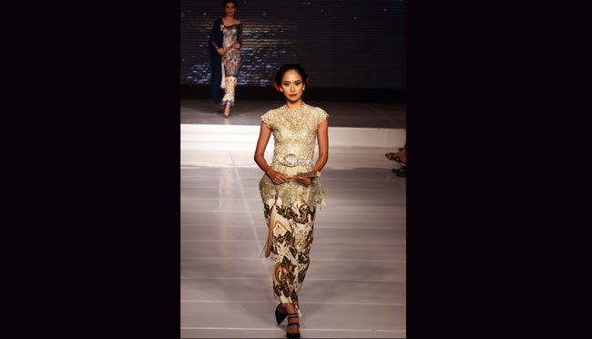 Tampilan Kebaya Klasik Karya Adjie Notonegoro | tempo.co
