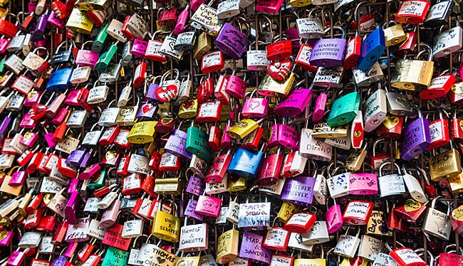 6 Tempat Terkenal untuk Menggantungkan Gembok Cinta di Dunia | tempo.co