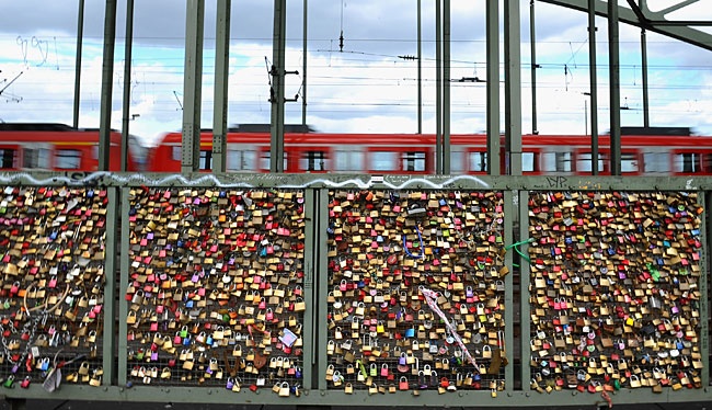 6 Tempat Terkenal untuk Menggantungkan Gembok Cinta di Dunia | tempo.co