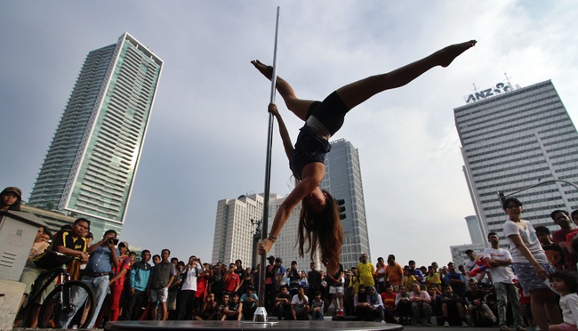 Aksi Gemulai Para Penari Polde Dance di Atas Tiang | tempo.co