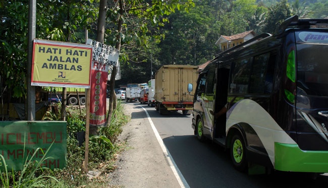 Jalur Mudik Arah Sumedang Rawan Macet dan Kecelakaan | tempo.co