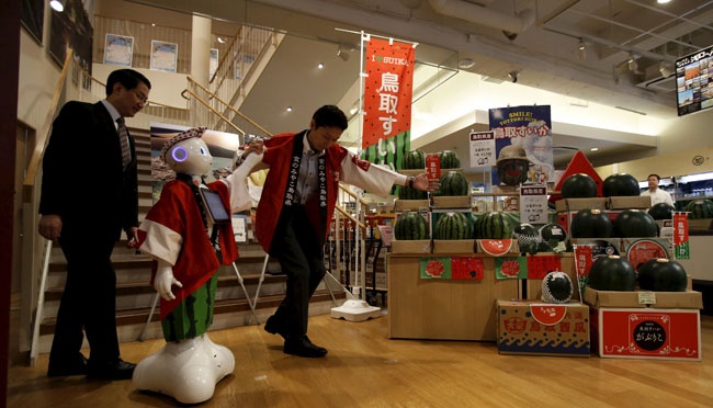 Robot Ini Bekerja Sebagai Humas di Toko Buah | tempo.co