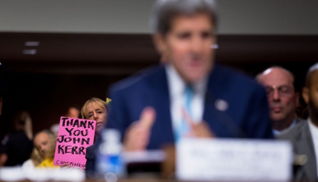 Code Pink Activists Cheer for Kerry on Iran Nuclear Deal - foto En.tempo.co