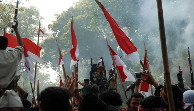 70 Tahun Indonesia Merdeka, TNI Gelar 'Malang Bumi Hangus' | tempo.co