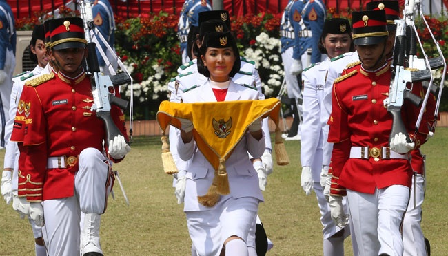 Maria Felicia Pembawa Bendera Pusaka Mahir Tiga Bahasa Asing | tempo.co