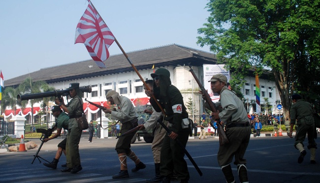 Peringatan Bandung Lautan Api, 7.000 Siswa Sekolah Pawai Obor | tempo.co