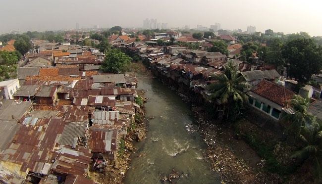 Melihat Pemukiman Kampung Pulo dari Udara | tempo.co