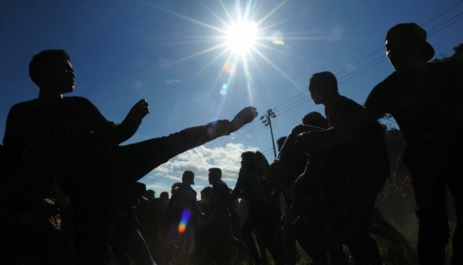 Sisemba, Tradisi Saling Tendang dari Adat Toraja Utara | tempo.co