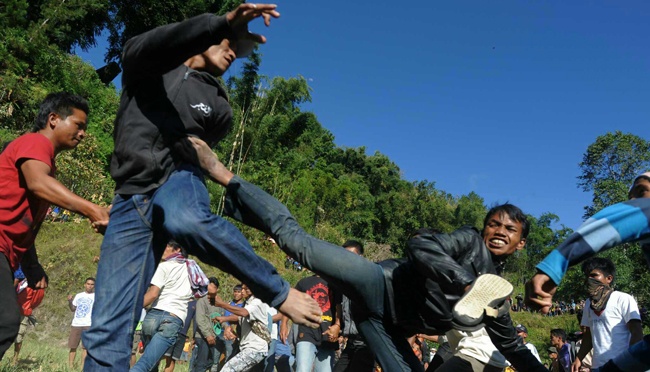 Sisemba, Tradisi Saling Tendang dari Adat Toraja Utara | tempo.co