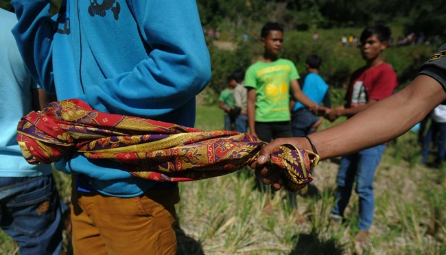 Sisemba, Tradisi Saling Tendang dari Adat Toraja Utara | tempo.co