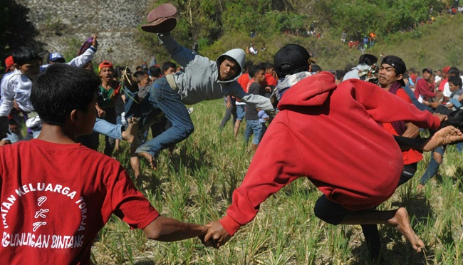 Sisemba, Tradisi Saling Tendang dari Adat Toraja Utara | tempo.co
