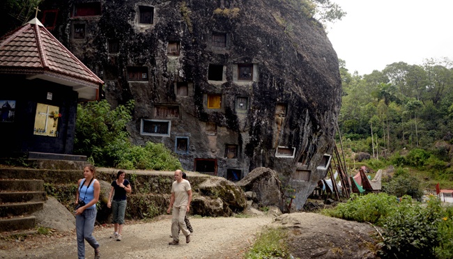 Melihat Loko Mata, Batu Berisi Mayat di Toraja | tempo.co