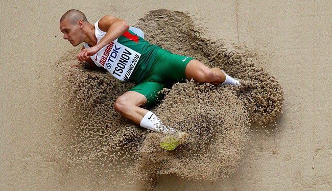 Berbagai Gaya Atlet Saat Mendarat di Pasir | tempo.co