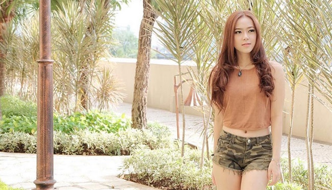 Rere Regina, Penyanyi Dangdut Cantik dan Seksi | tempo.co