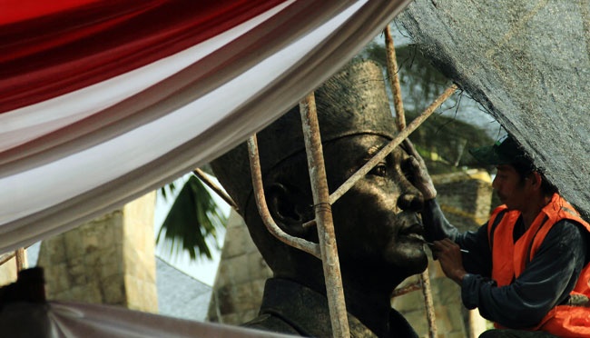 Dinas Pariwisata dan Kebudayaan Bersihkan Monumen Tugu Proklamasi ...