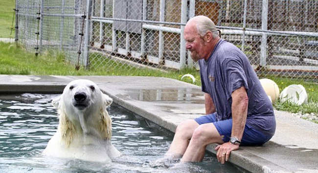 Mengenal Mark Dumas, Sang Penakluk Beruang Kutub | tempo.co