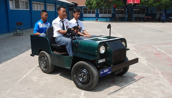 Siswa SMK Rakit Mesin Sepeda Motor Jadi Mobil | tempo.co